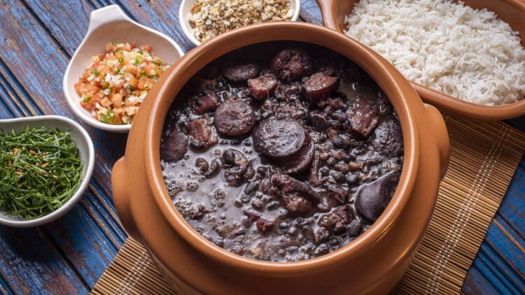 Benefícios inesperados da feijoada que você precisa conhecer - Terra ...