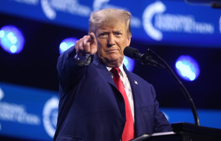 Trump leva microfonada no rosto e reação viraliza; veja - Terra Brasil ...