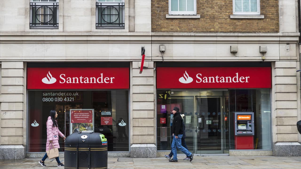 Santander fecha mais agências e enfrentam o maior apagão financeiro dos ...