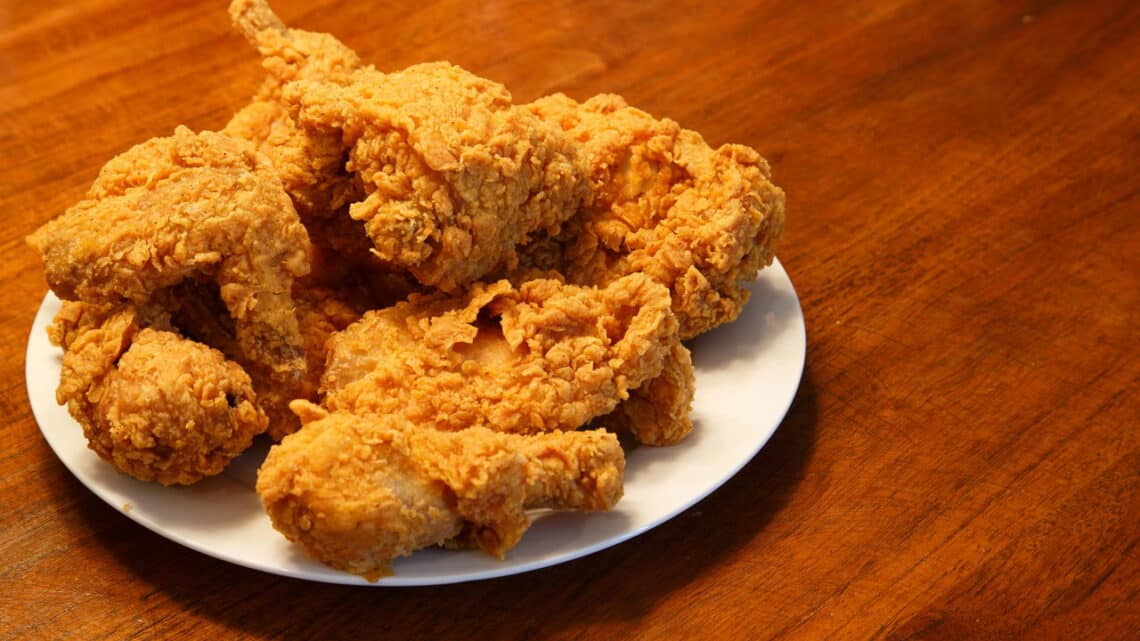 Frango frito crocante feito em casa com técnica profissional - Terra ...