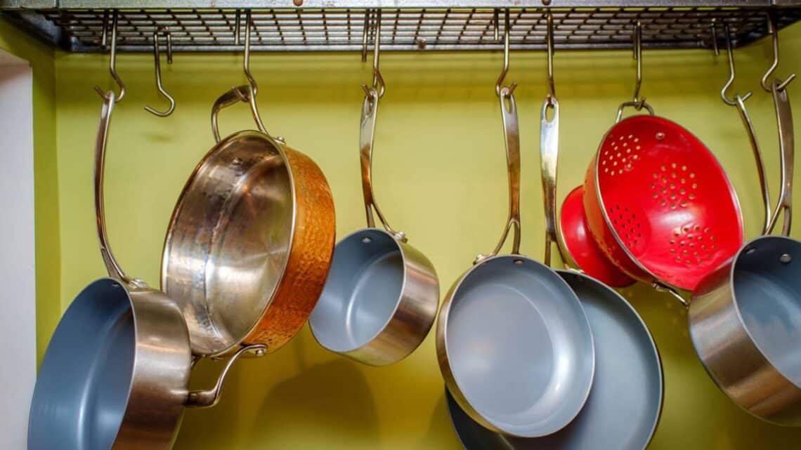 Como fazer suas panelas voltarem a brilhar com método simples - Terra ...
