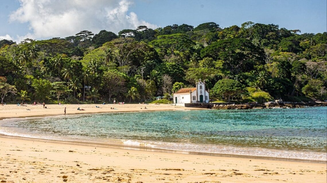 A praia que está a 2 horas de Niterói onde o mar é tão calmo que vira ...